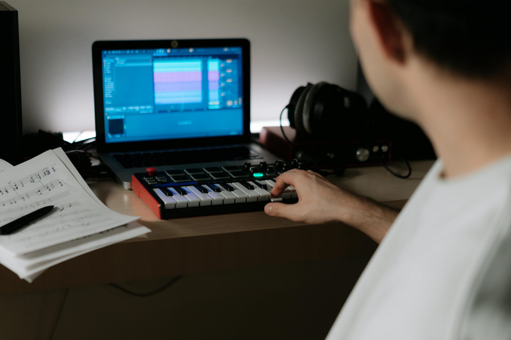Zelf muziek maken? Wat komt er allemaal bij kijken? - Leer Muziek Productie Zelf muziek maken? Wat komt er allemaal bij kijken? - Leer Muziek Productie